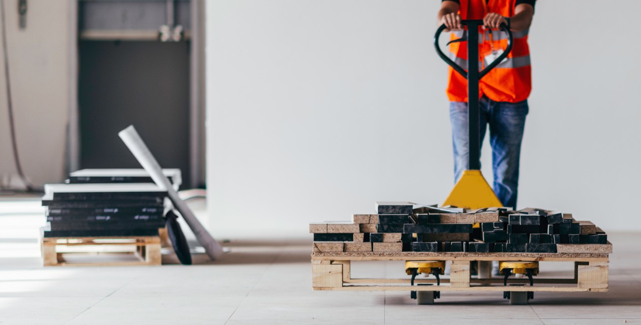 5 Benefits of using lifting and handling aids on construction sites - THX